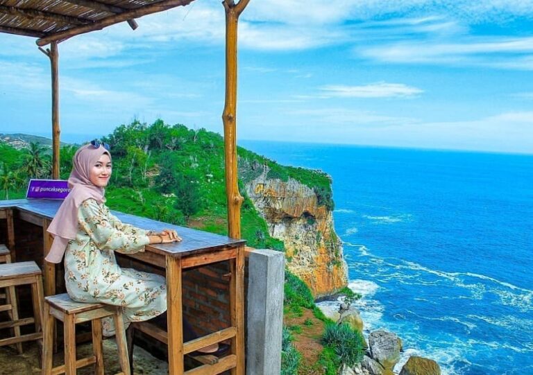 Puncak Segoro, Surga Tersembunyi di Pesisir Gunung Kidul yang Bikin Candu!